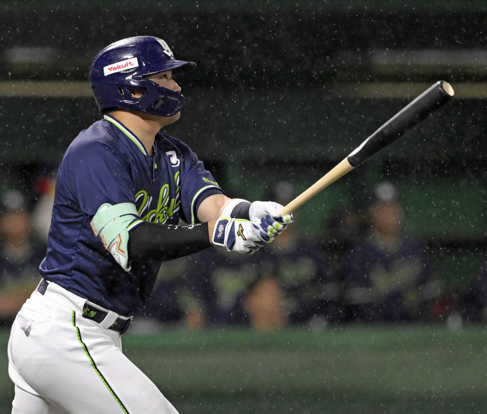 Baseball: Murakami hits 2 homers as Swallows rout Giants