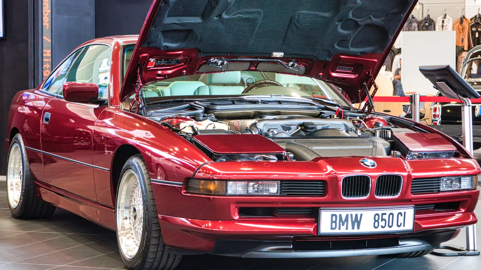BMW bids farewell to the 8 Series with E31 colors and M branding