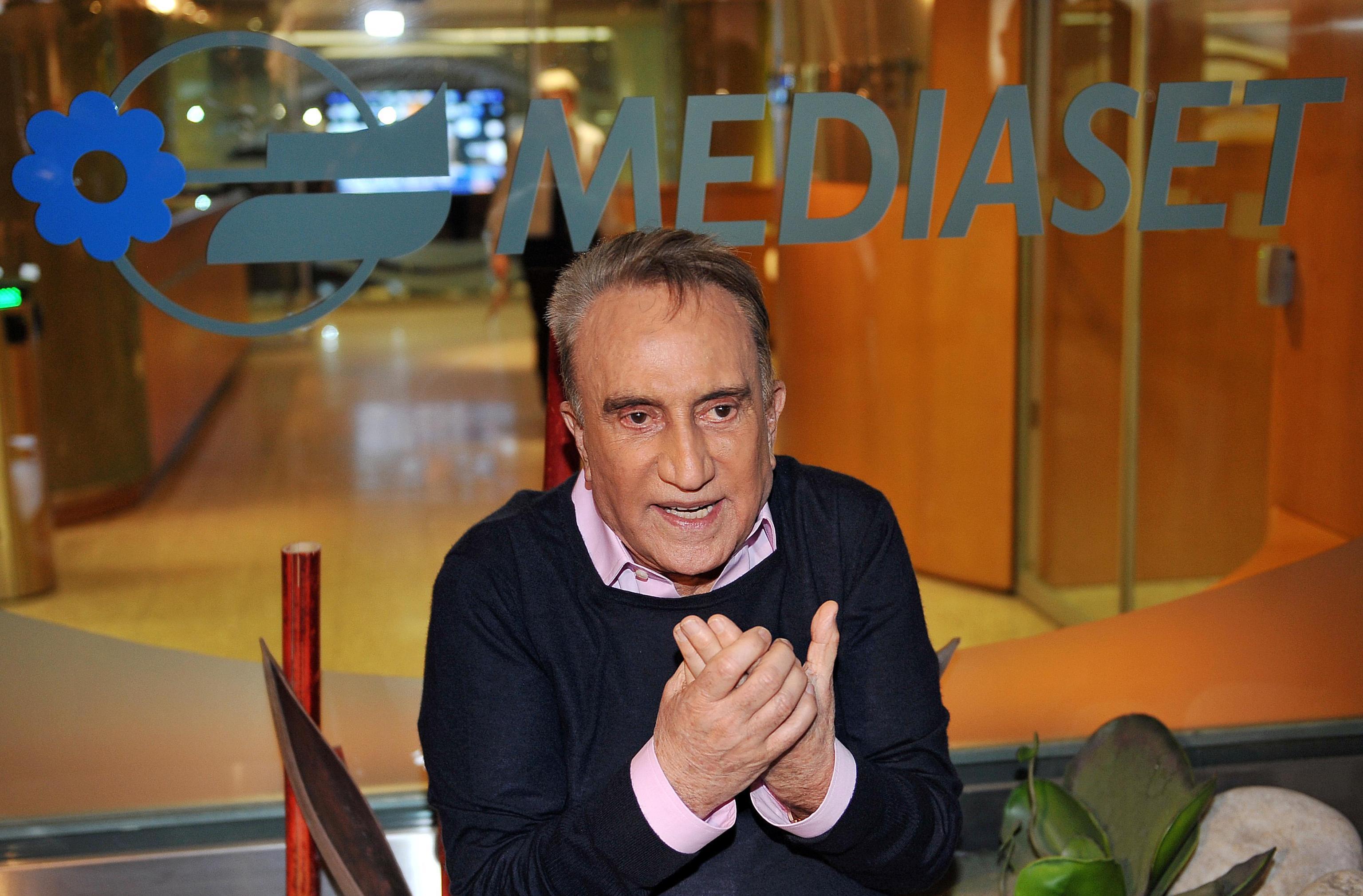 L'addio a Emilio Fede: colleghi e volti noti della tv a Segrate per l ...