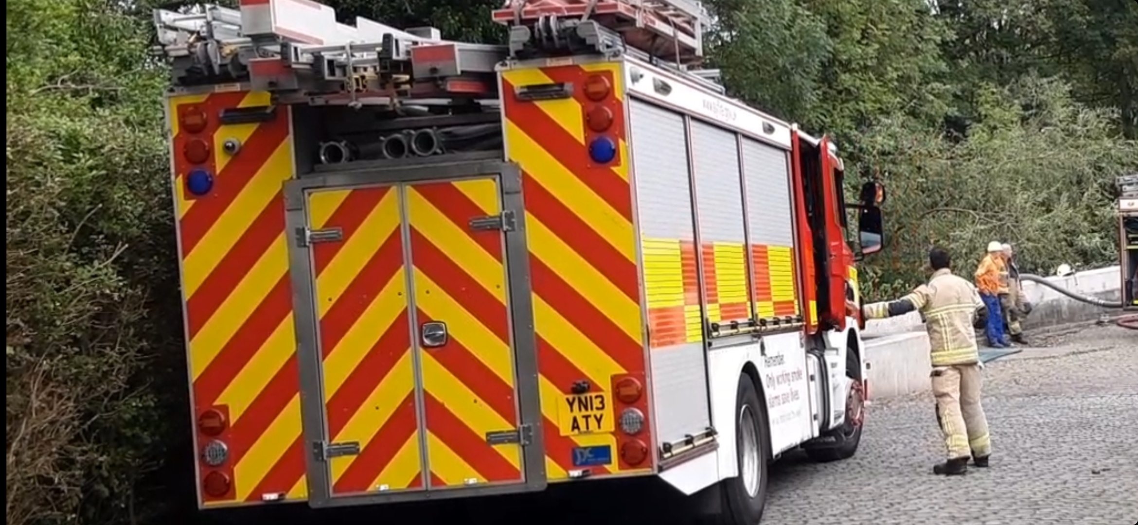 Howbrook Lane Wortley: Fire on Sheffield - Barnsley border could 'burn ...