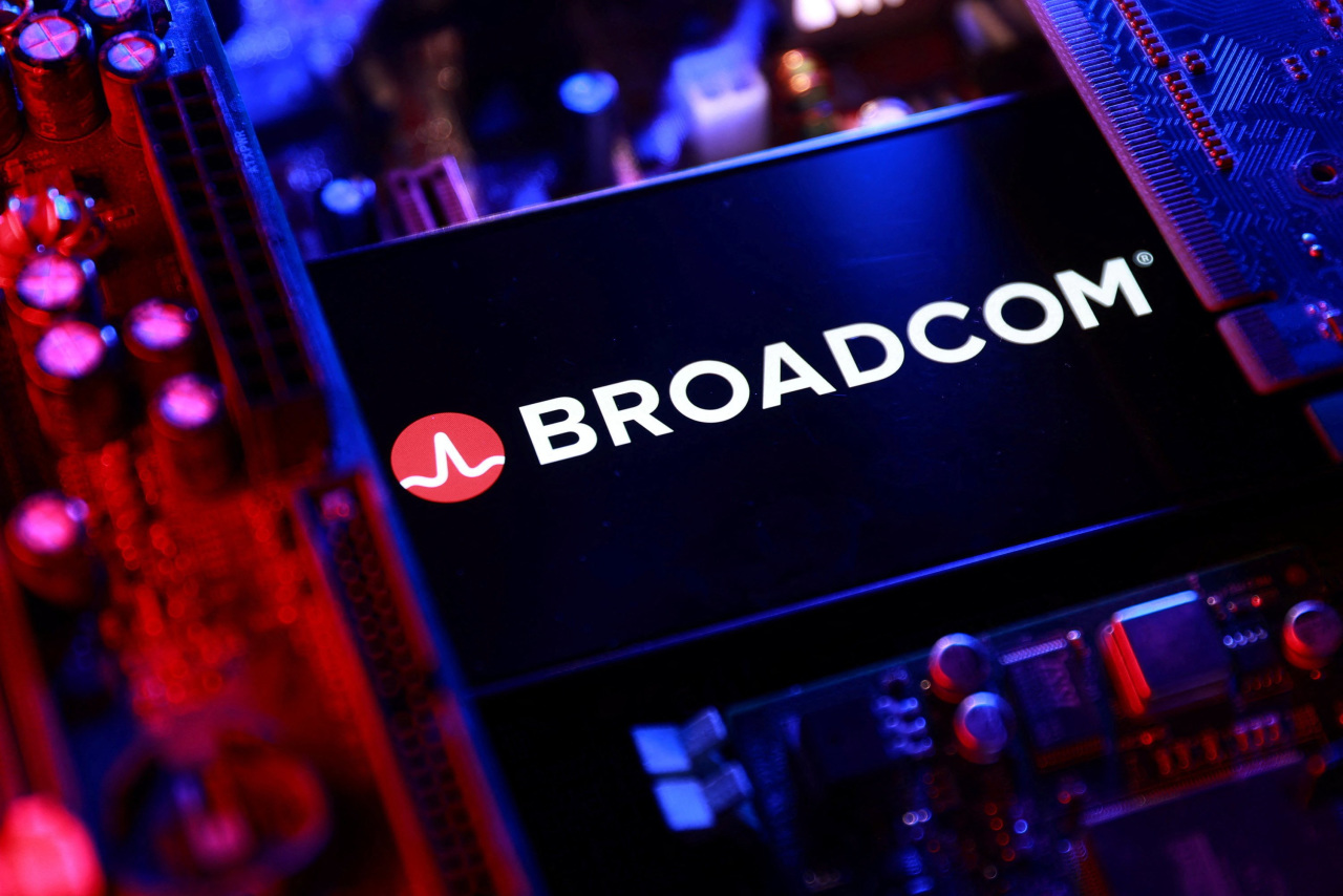 Broadcom Swings to Profit, Beats on Sales Outlook