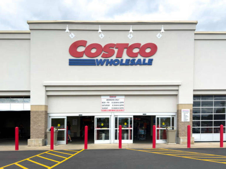 Costco smashes comparable sales expectations, outpaces big box peers