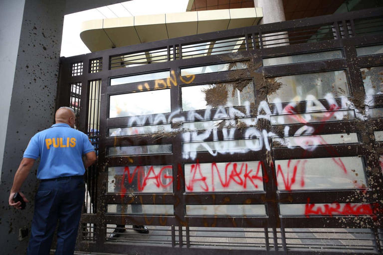 Seized Discaya cars now at 28; protesters deface firm’s facade