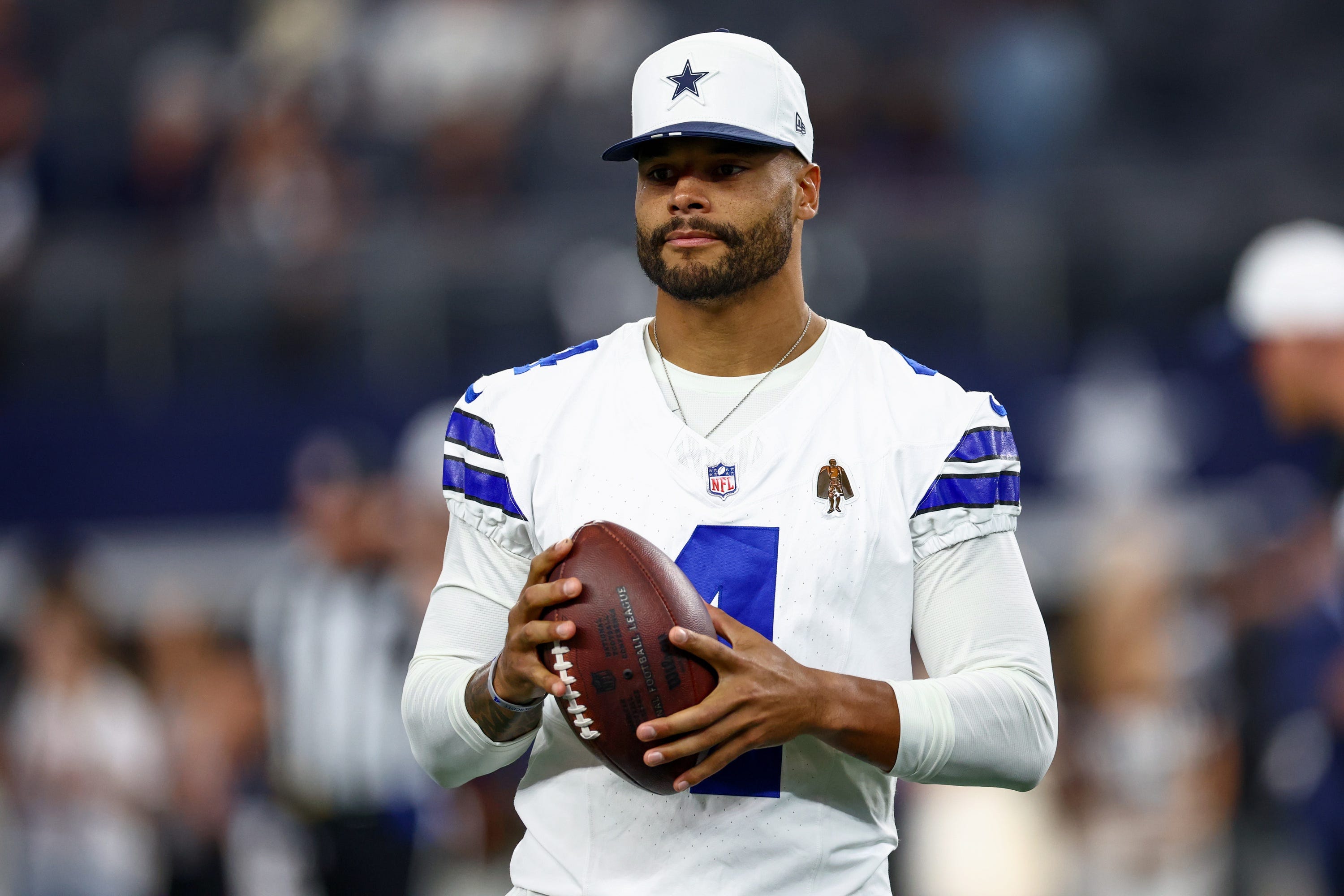 Dak Prescott arrives for game vs. Eagles singing Steve Miller Band’s “Fly Like an Eagle”