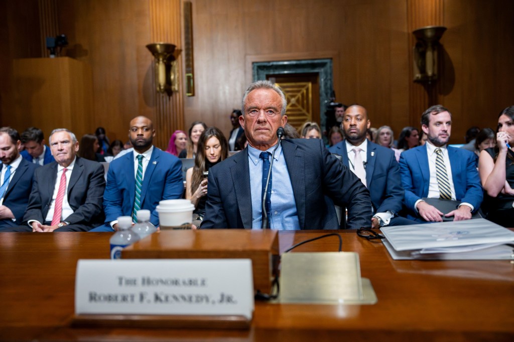 RFK Jr. rushes to mute microphone after aide appears to point out his ...