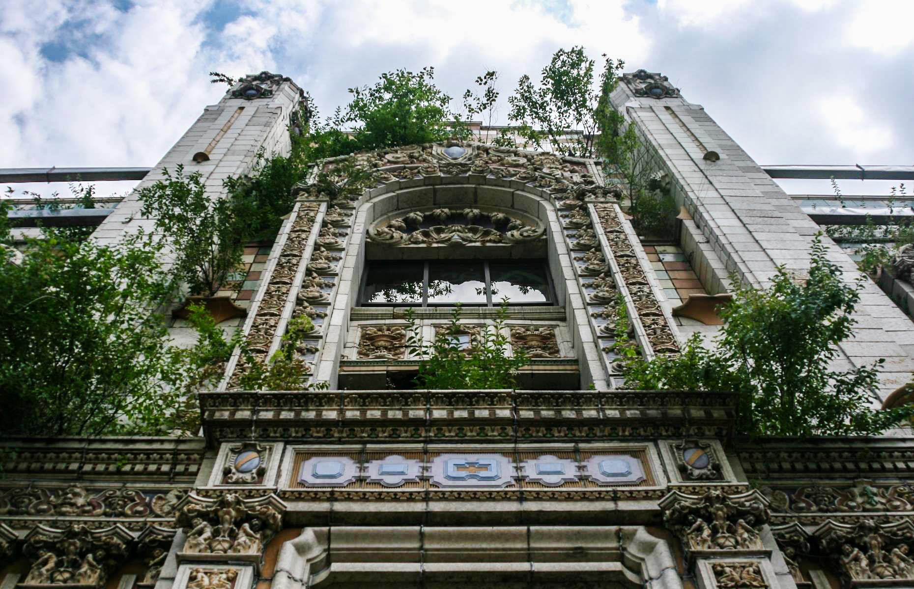 Creepy abandoned movie theaters frozen in time