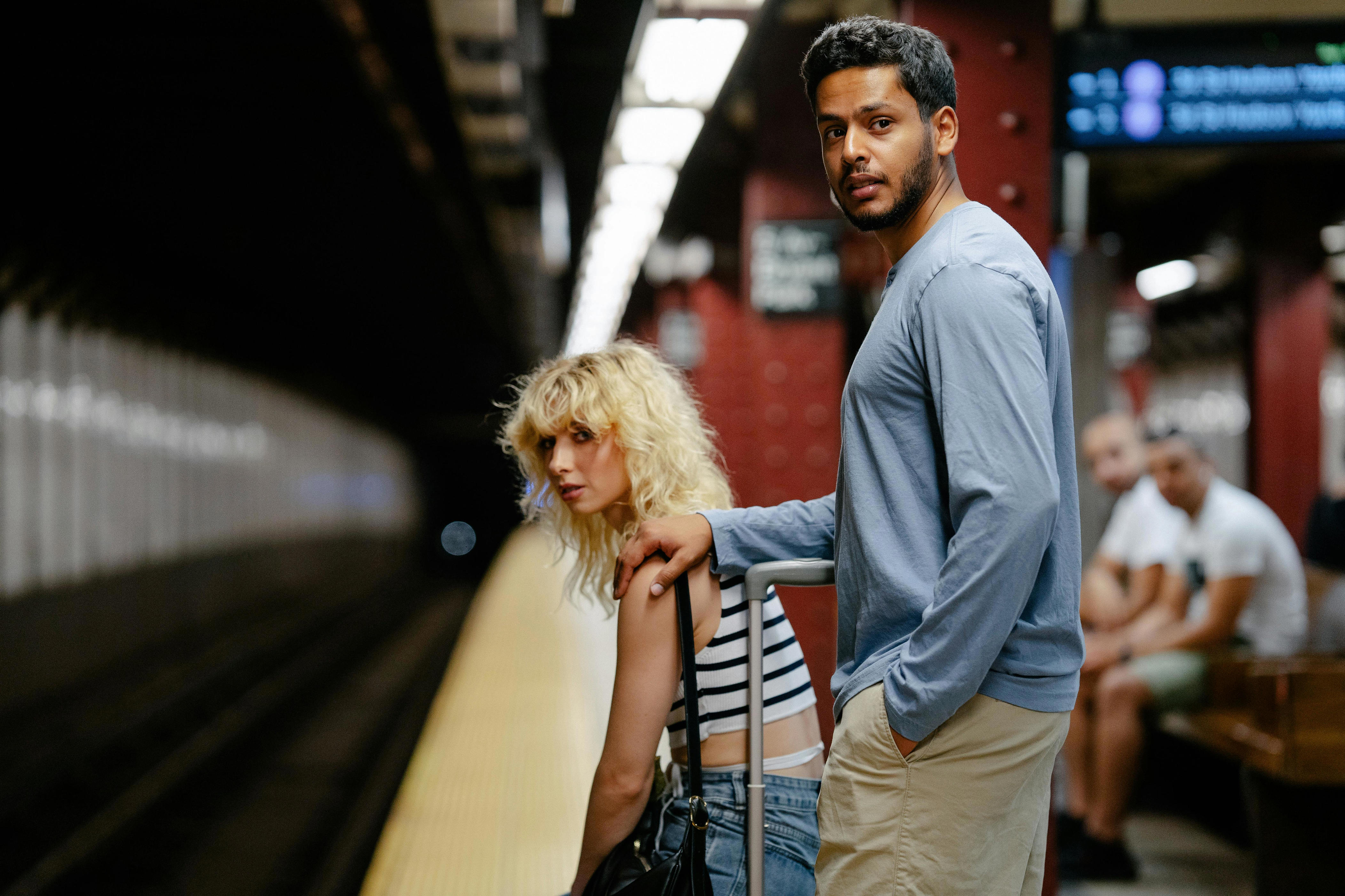 Body Language Cues That Signal Danger (and How to Send Your Own Safe ...