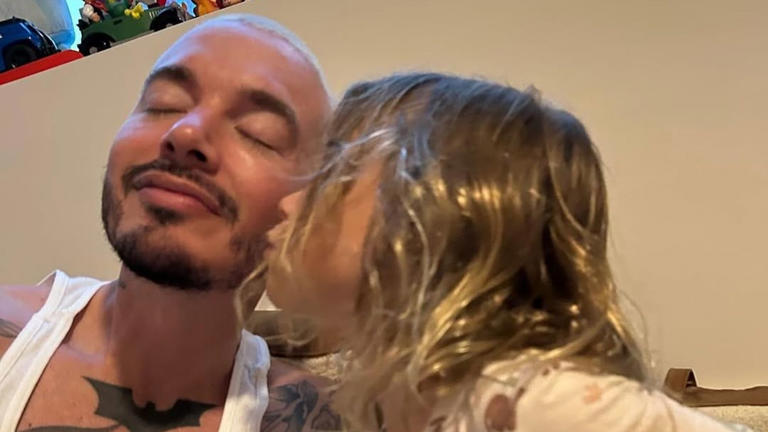 J Balvin y su hijo, Río, protagonizan una divertida lucha de ...