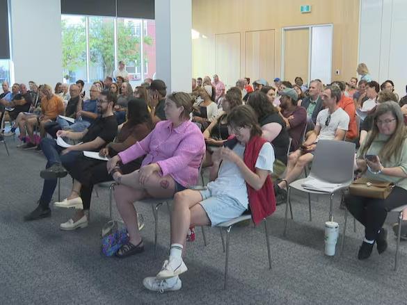 Des discussions tendues à la consultation publique de Brad Trivers à ...