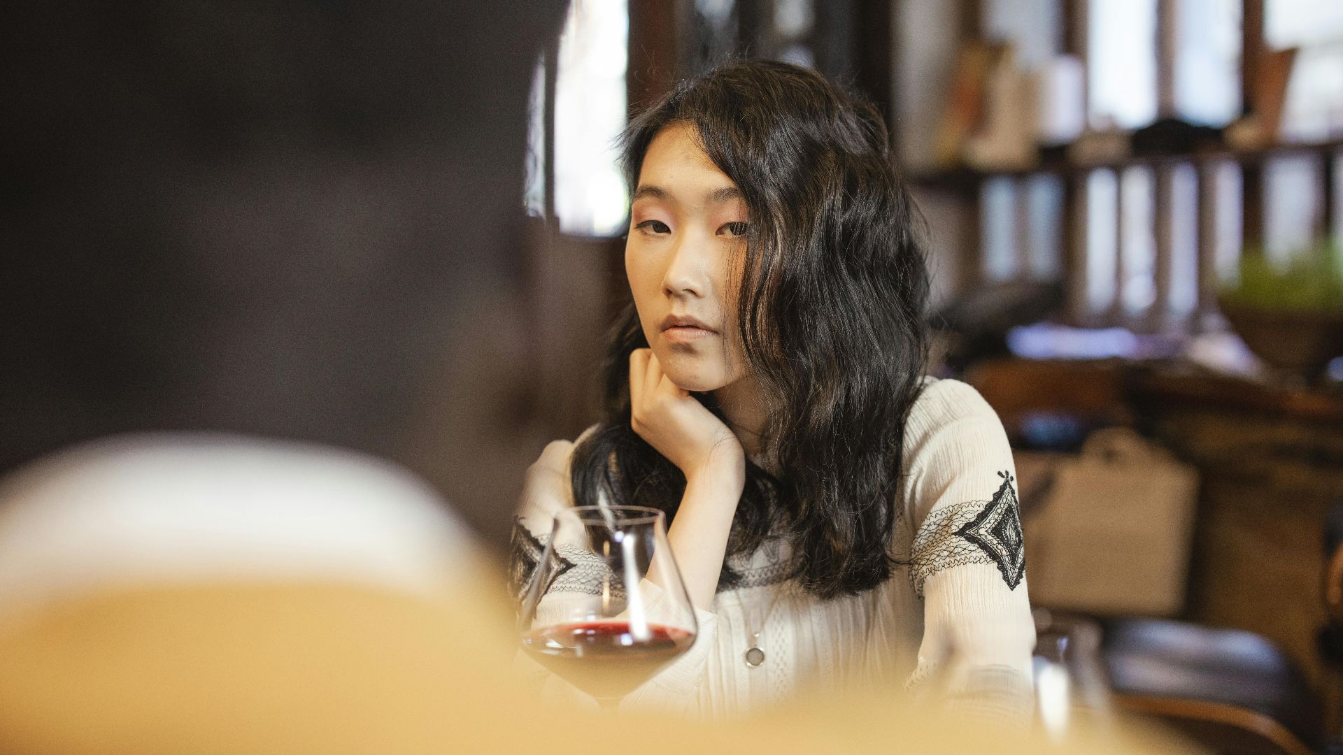 10 Signs They're Just Not That Into You & 10 They're Totally Smitten