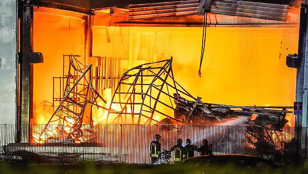 La Euro-Stamp distrutta dal fuoco a Pianezza TUTTE LE FOTO