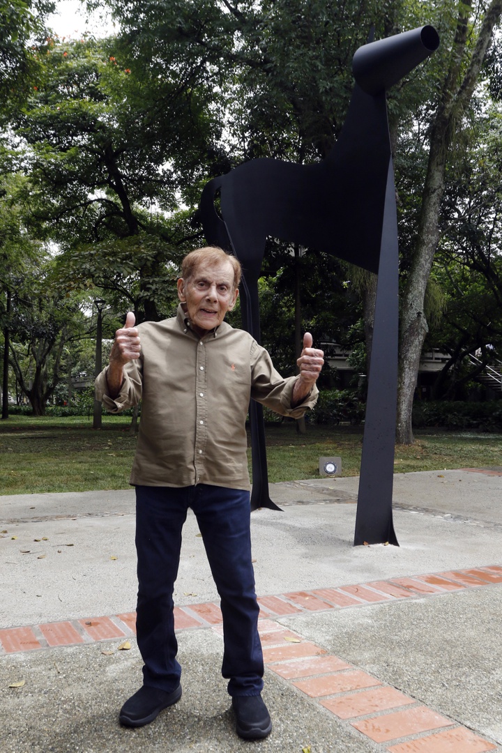 David Manzur, a sus 95 años, dona una escultura monumental a una ...