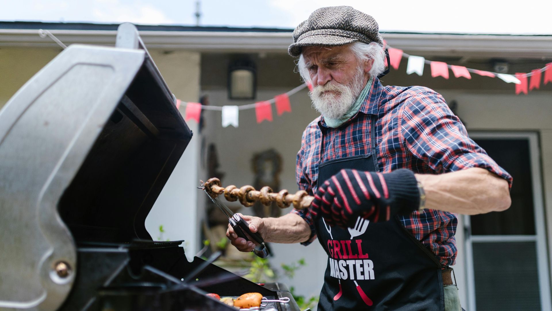 Propane Vs Charcoal: 10 Reasons Grillers Swear By Each