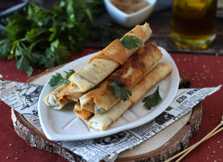 Börek, rollitos turcos de queso feta y perejil