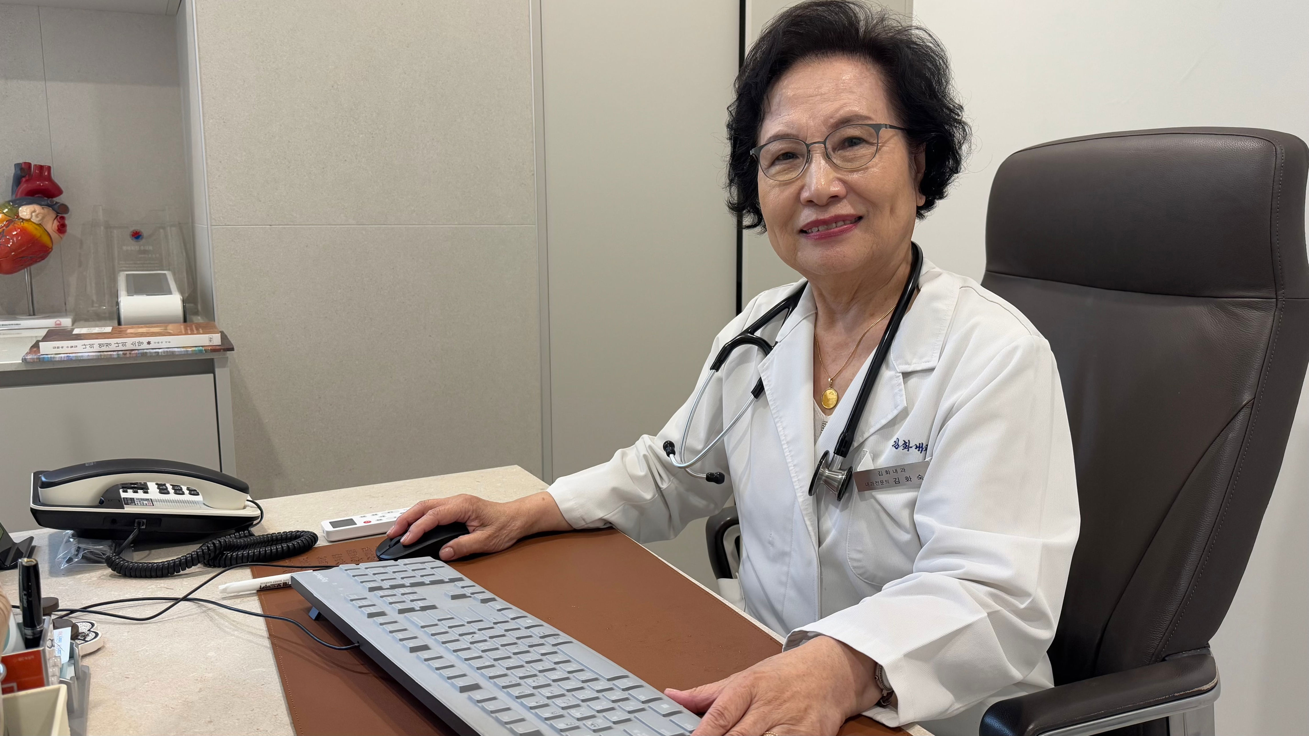 Doctor Kim Hwasuk heals patients with art prescriptions