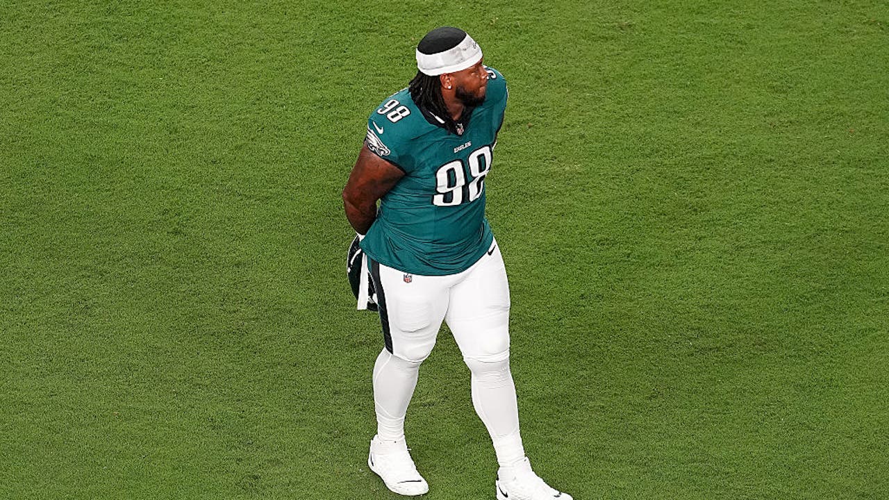 Eagles star, former Georgia player Jalen Carter ejected after spitting ...