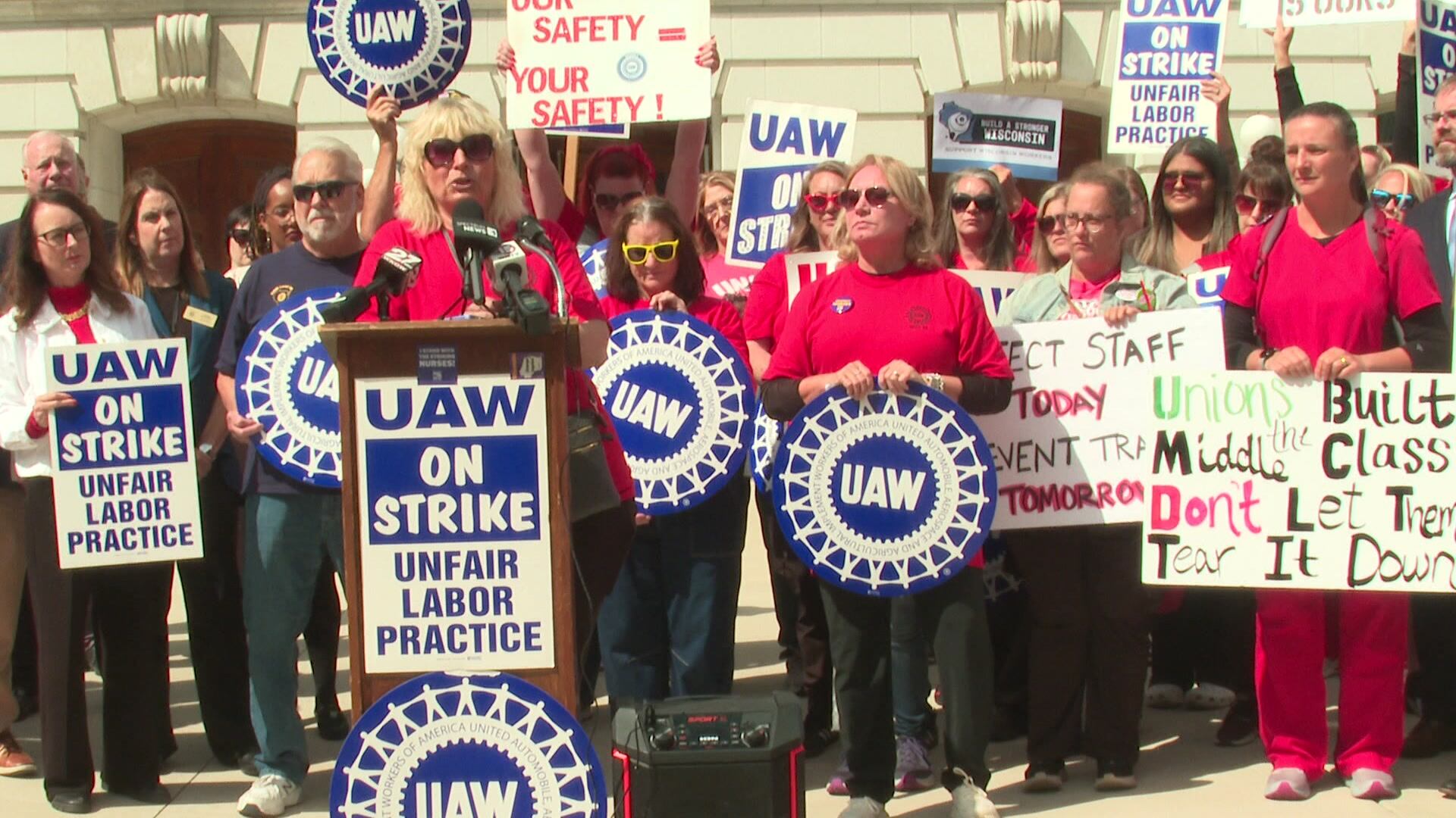 MercyHealth East Clinic employees strike at Wisconsin State Capitol