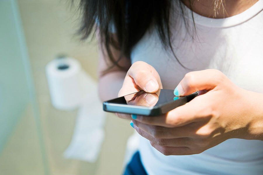 Using the phone while you poop greatly raises hemorrhoid risk, new ...