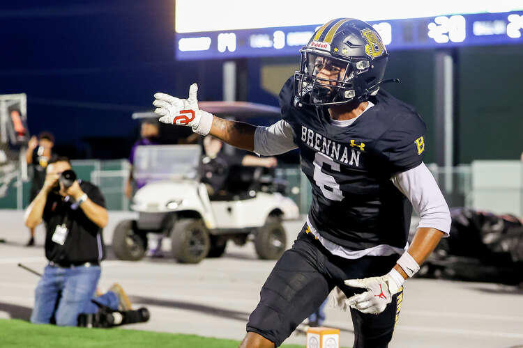 Brennan football takes down Smithson Valley in matchup of top teams