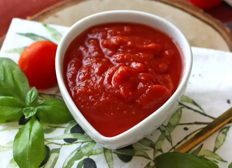 A full-flavoured raw tomato sauce, ideal as a topping for pizza or pinsa