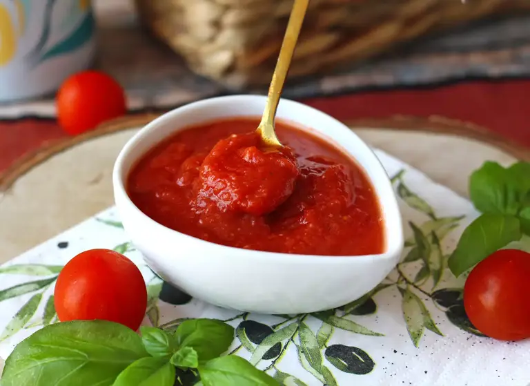 A full-flavoured raw tomato sauce, ideal as a topping for pizza or pinsa