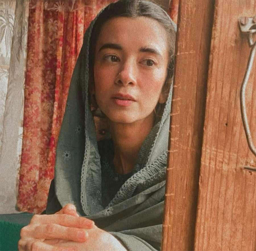 Hrithik Roshan Appreciates His Lady Love Saba Azad for Songs of ...