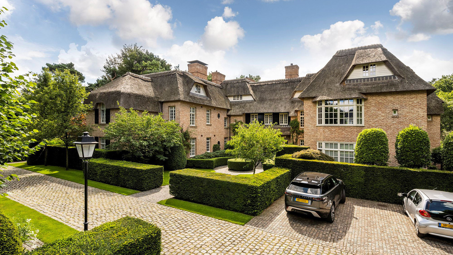 In deze adembenemende villa van € 3,4 miljoen in Laren woont bondscoach Ronald Koeman