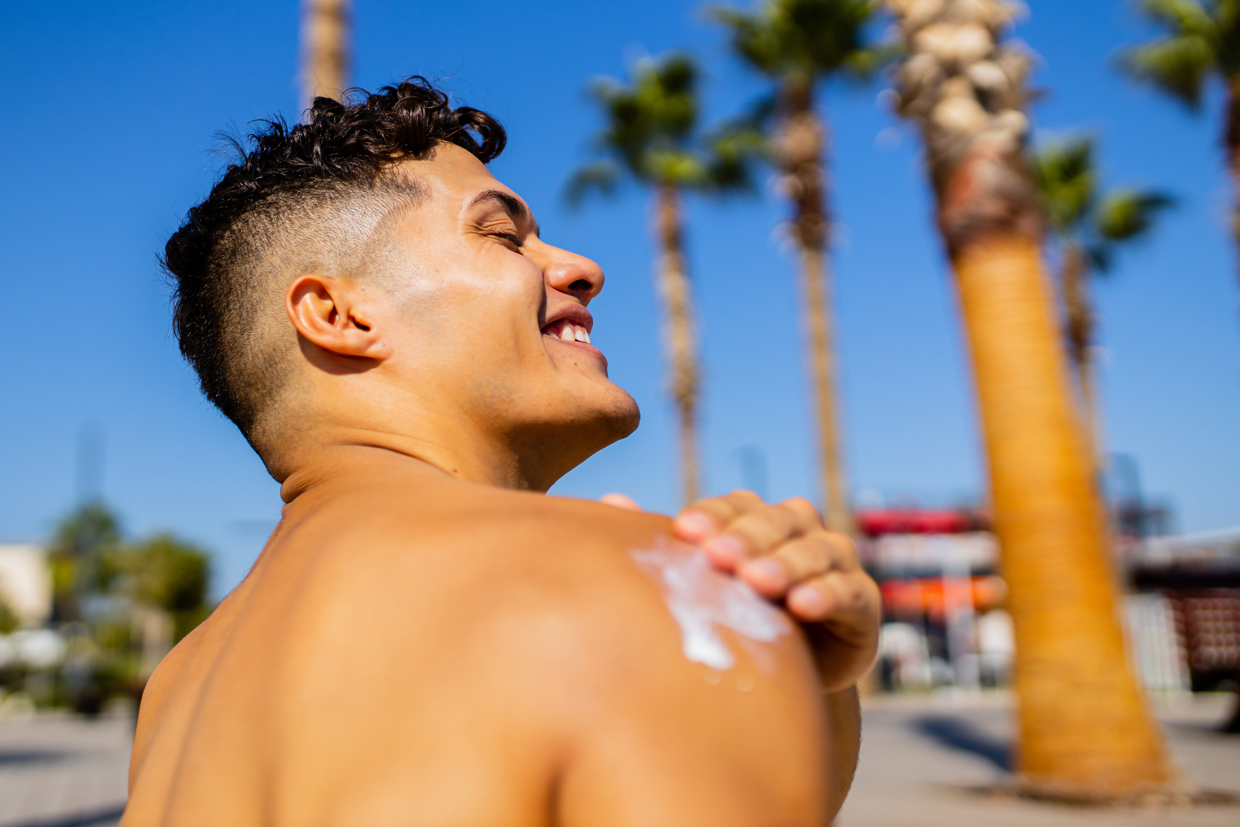 Man's unexpected method for applying sunscreen goes viral: "genius"