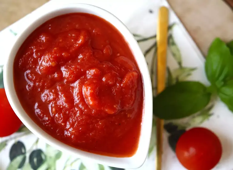 A full-flavoured raw tomato sauce, ideal as a topping for pizza or pinsa