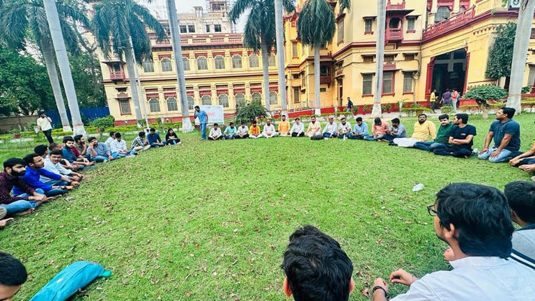 BHU Vice Chancellor Launches Safety Feature On Namaste BHU App To ...