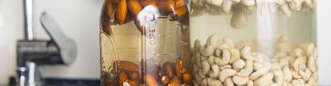 ¿Por qué se recomienda poner los frutos secos en remojo?