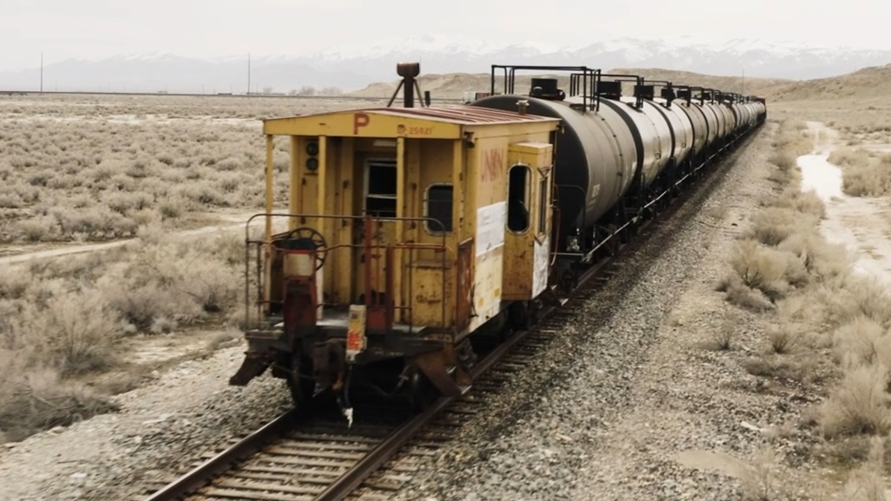 Verlaten trein in de woestijn