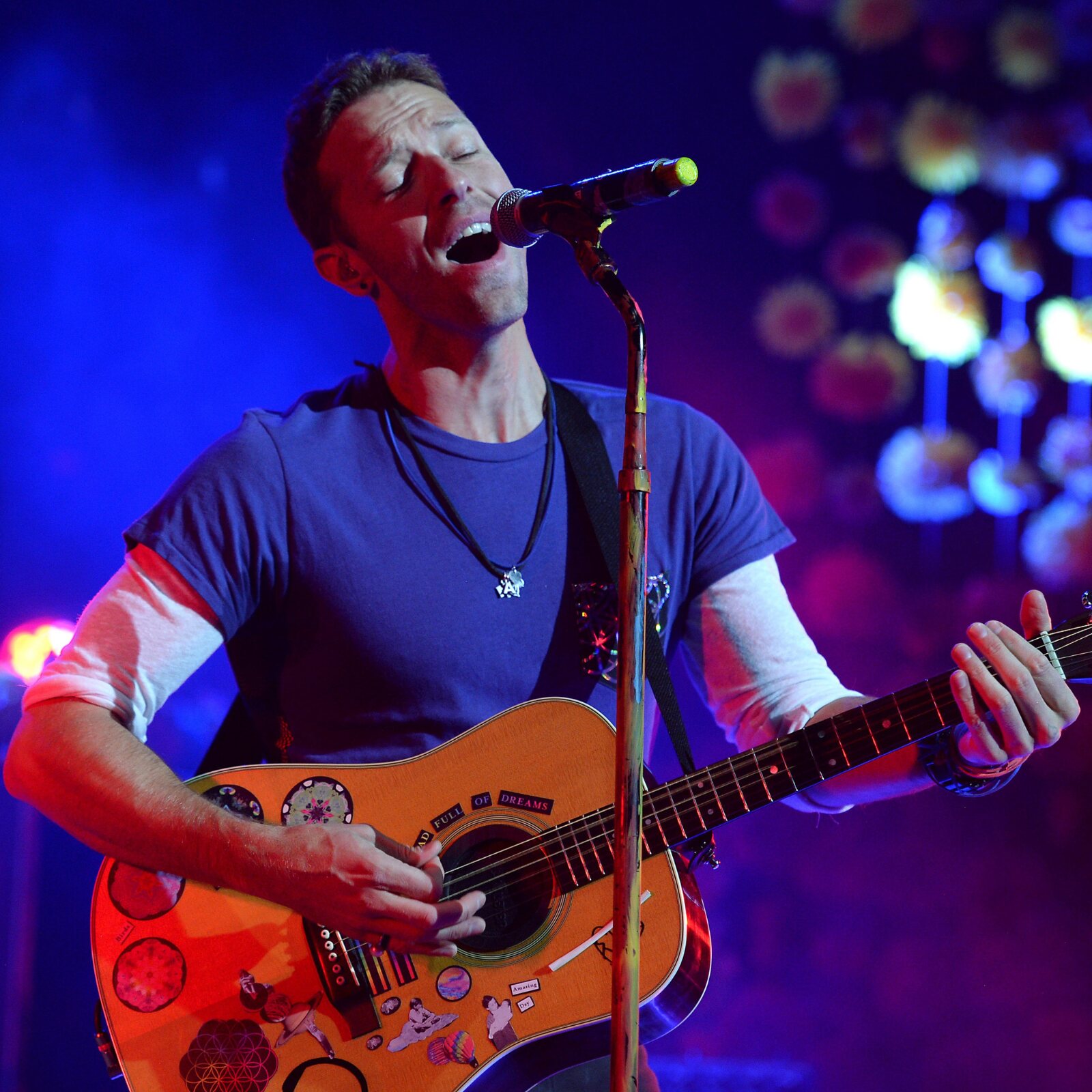 Chris Martin sube a dos fans de Israel y lanza un mensaje por la paz en ...