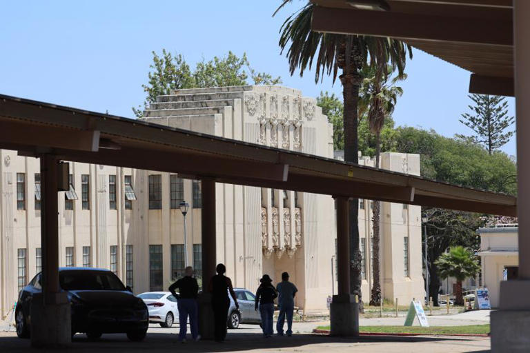 Trump's veterans housing plan in West L.A. advances behind a wall of ...