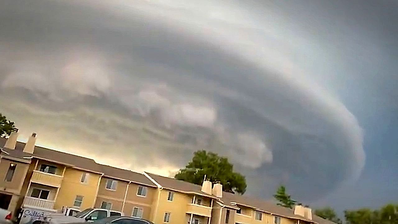 Surreal supercell storm cloud looms ominously over Wichita, Kansas