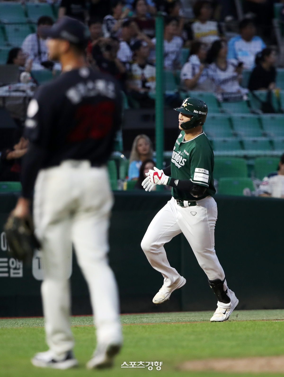 [스경x승부처] 4회말 벨라스케즈 vs 6회초 화이트, 결이 다른 선발 명암···SSG 4연승 질주