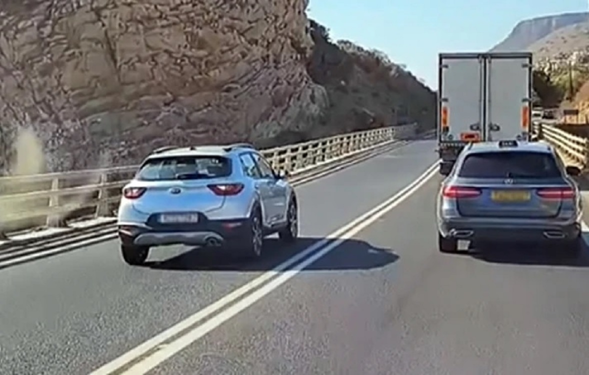 ΒΙΝΤΕΟ-σοκ στον ΒΟΑΚ: Οδηγός πάει να προσπεράσει τρία οχήματα πάνω σε ...