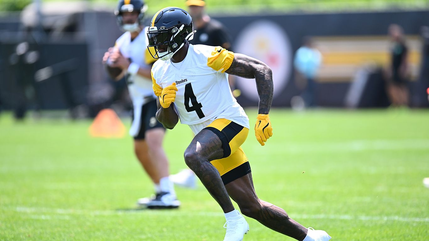 Rodgers, Steelers chase glory in opener