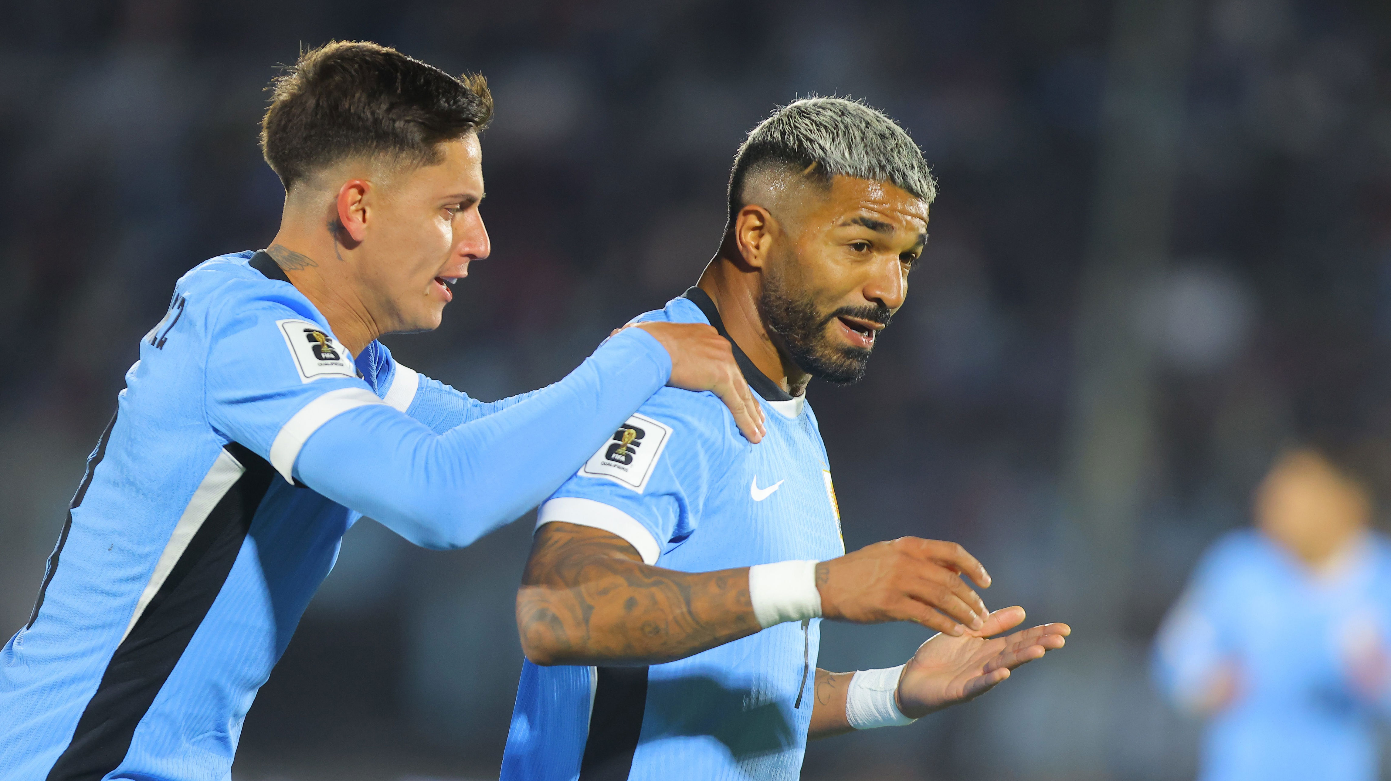 Rodrigo Aguirre y Federico Viñas ayudan a Uruguay a calificar su quinto ...