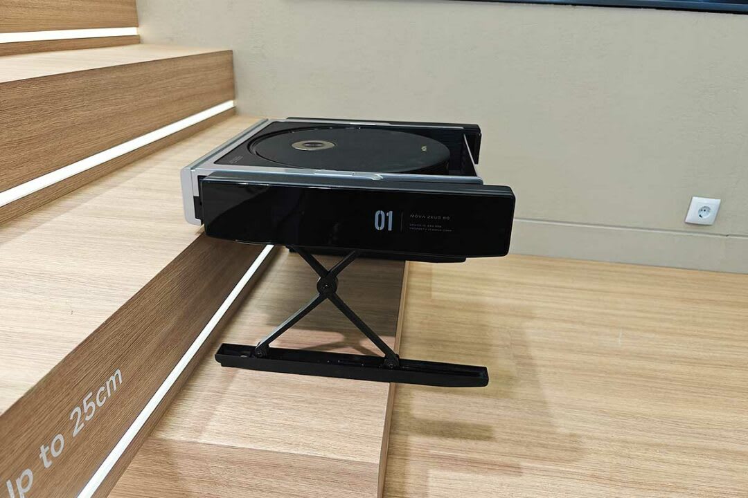 IFA 2025 : Mova dévoile le premier robot aspirateur au monde qui monte ...