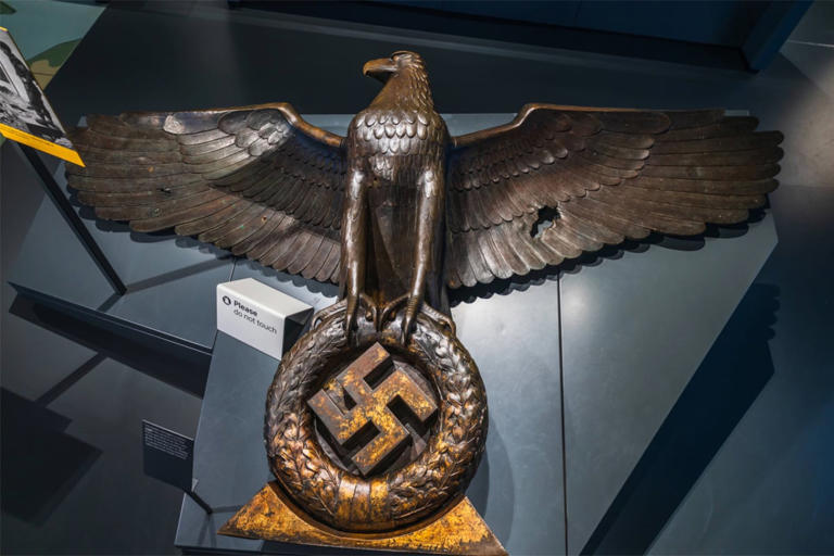 Jahrelang unter Blech versteckt: Was wurde aus Leipzigs letztem "Nazi ...