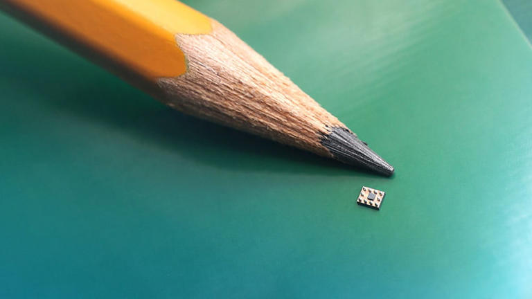 BLACKPINK star JENNIE’s Ruby Red Beats Solo 4 have detachable bows – available from today!