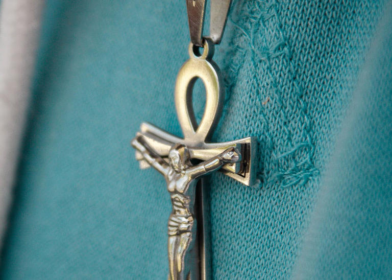 Il prof che rimprovera una studentessa perché si presenta in classe col ...