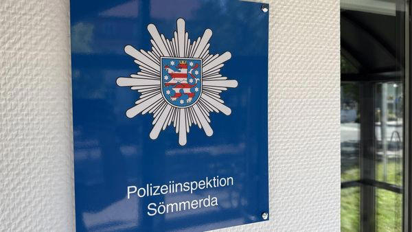 Unbekannte sprühen in Sömmerda mit roter Farbe Symbole und Schriftzug ...
