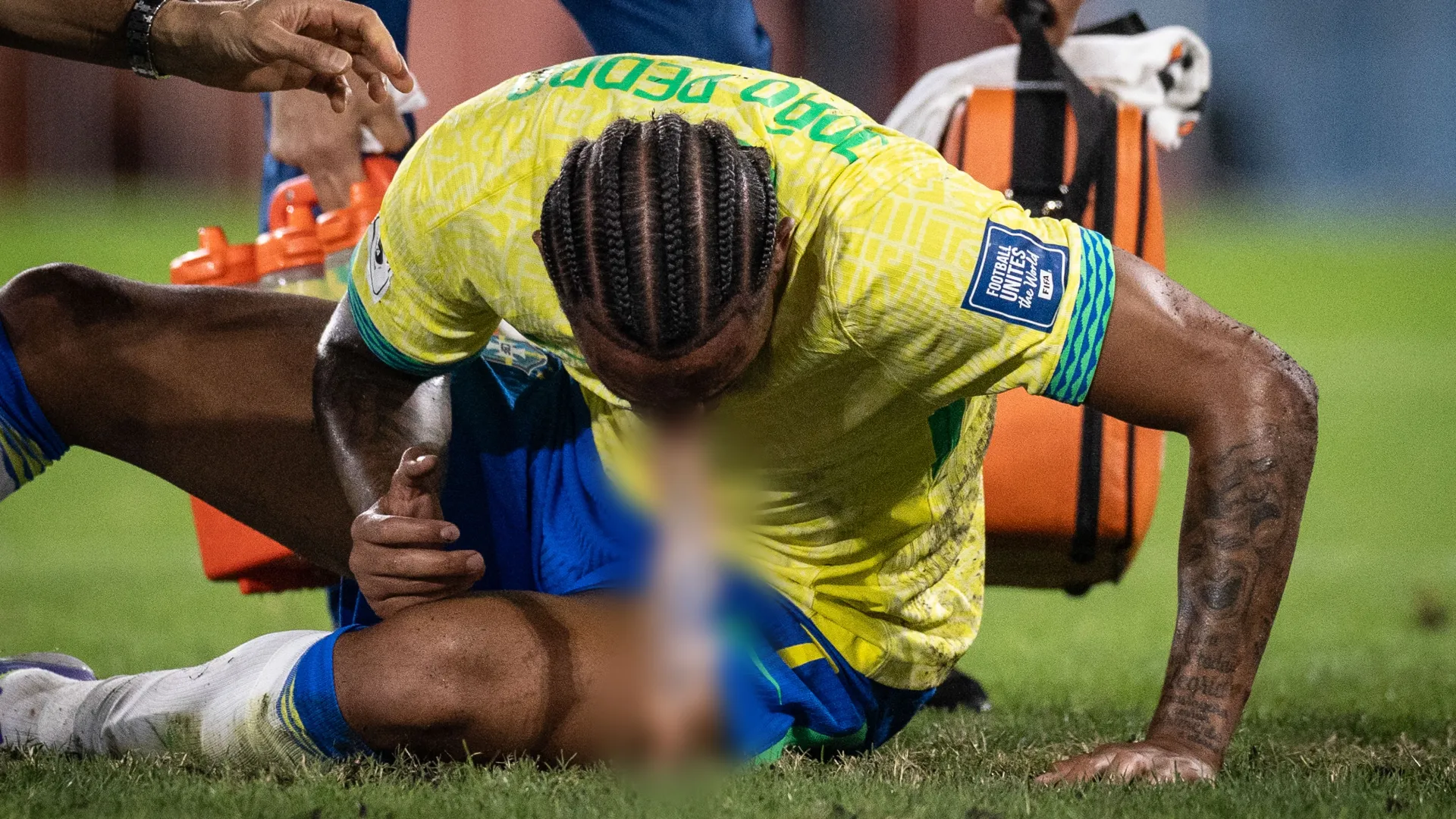 Große Angst um João Pedro: Er fühlt sich schlecht und übergibt sich auf ...