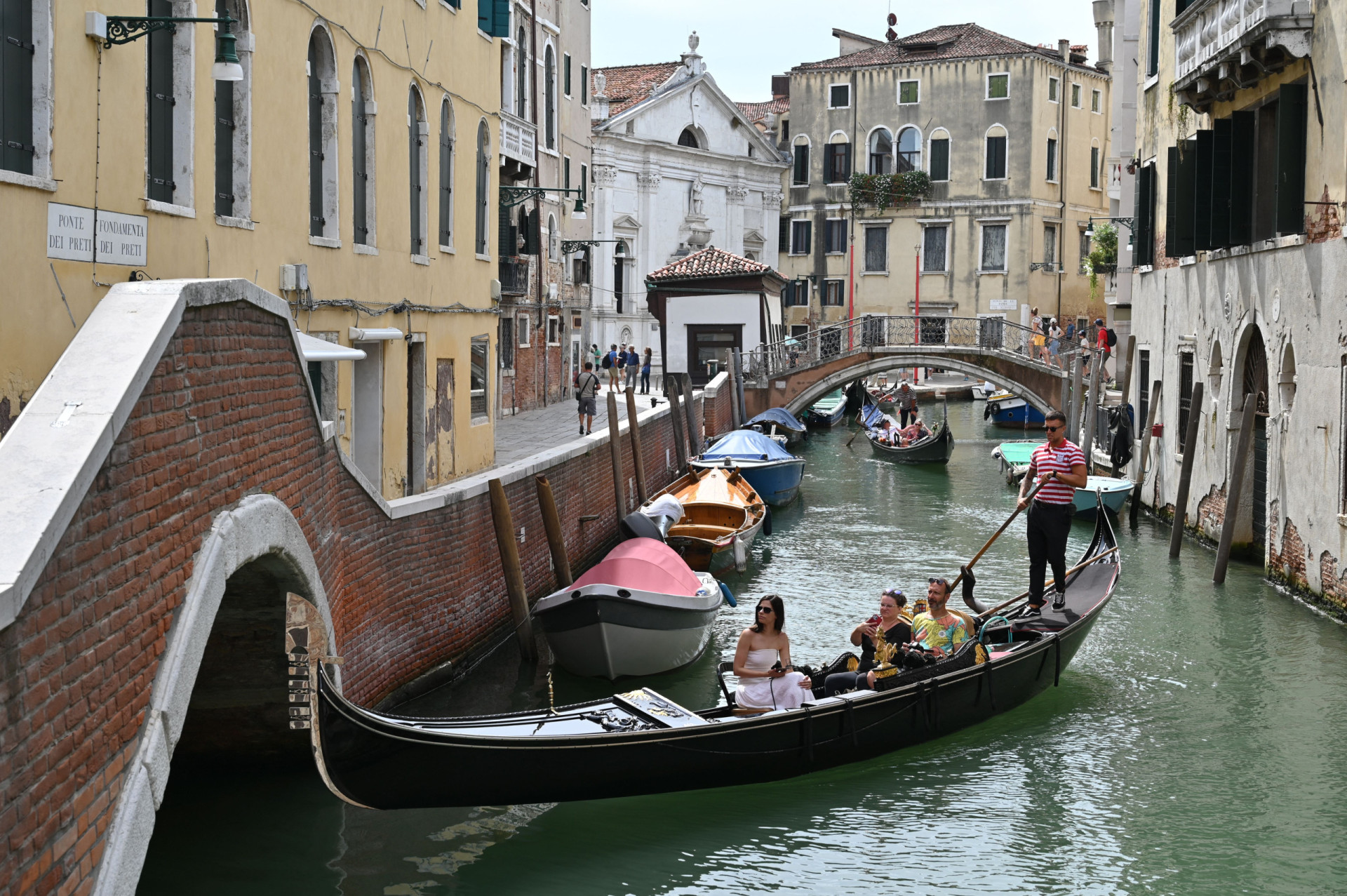 How does Venice manage to float on water?