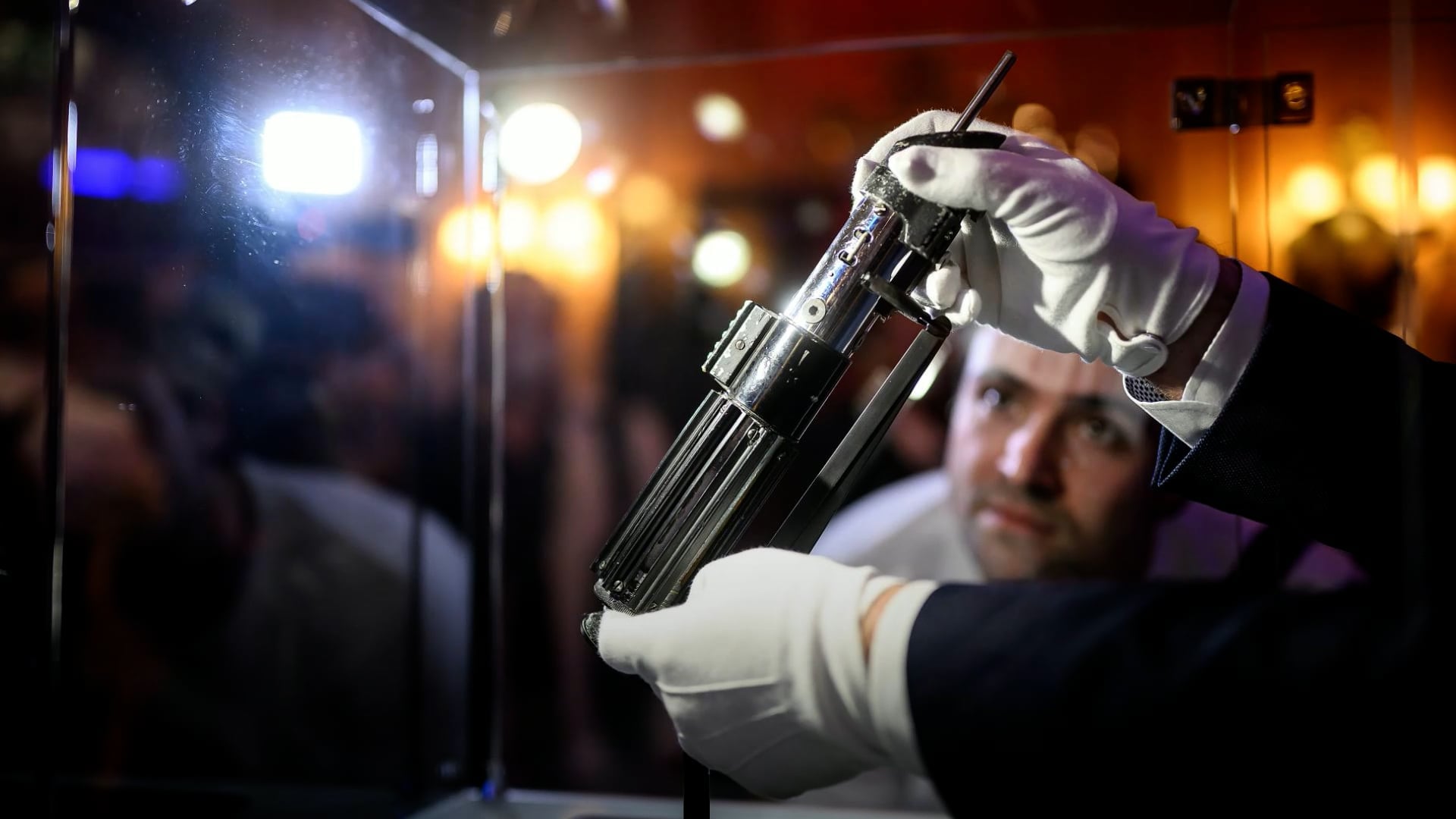 El Sable De Luz De Darth Vader De "Star Wars" Se Vende Por Un Precio Récord De 3,65 Millones De ...