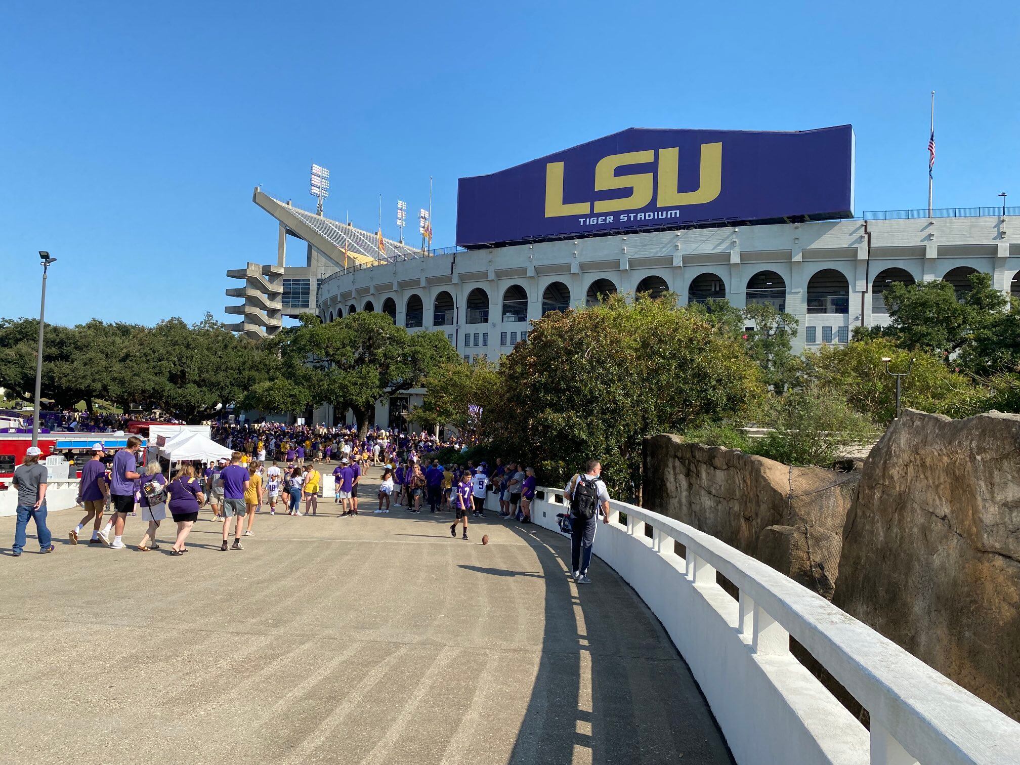 Traffic, tailgating information for LSU football home opener