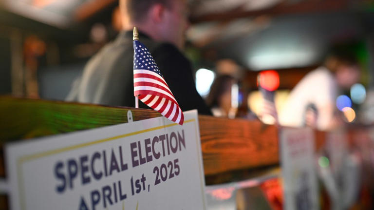 Opinion: Non-establishment Democrats: Run for president and save the party