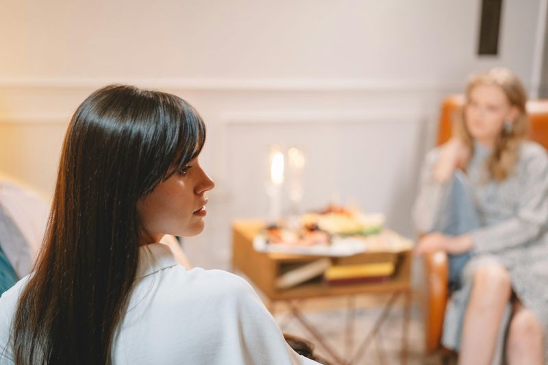 16 Things a Truly Sophisticated Woman Never Does at Social Gatherings
